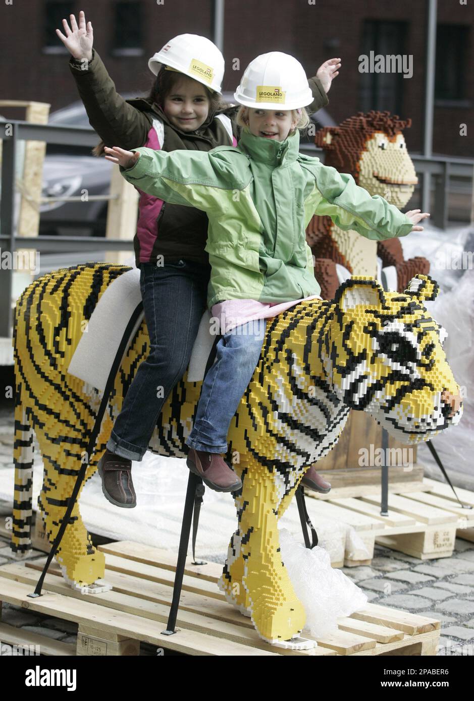 Die Kindergartenkinder Melina, links, und Anica, rechts, spielen in ...