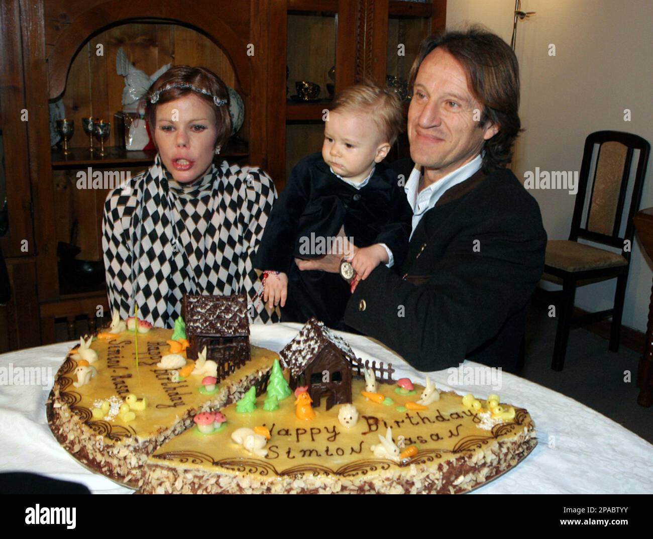 Spanish explorer Antonio Kitin Munoz Valcarcel, right, and his wife ...