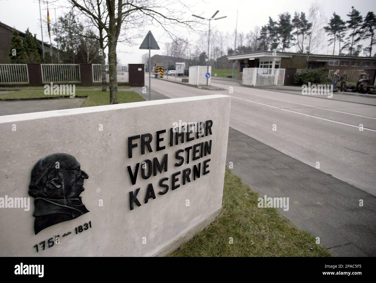 ** ARCHIV ** Ein Posten bewacht am 16. Maerz 2007 die Freiherr-vom ...