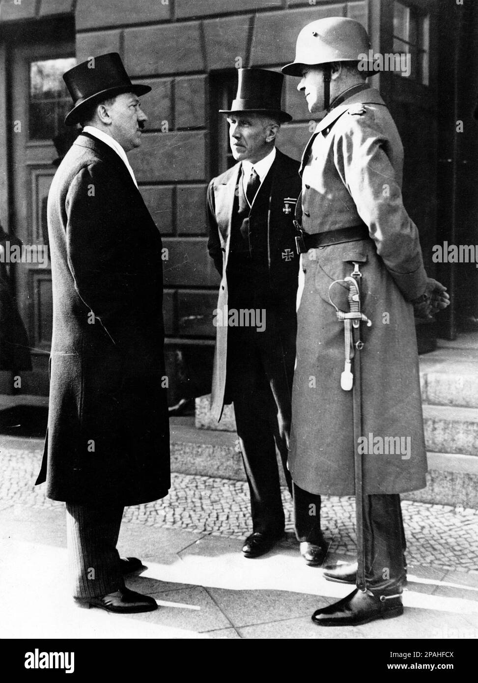 ** ARCHIV **Unser undatiertes Archivbild zeigt Adolf Hitler, links ...