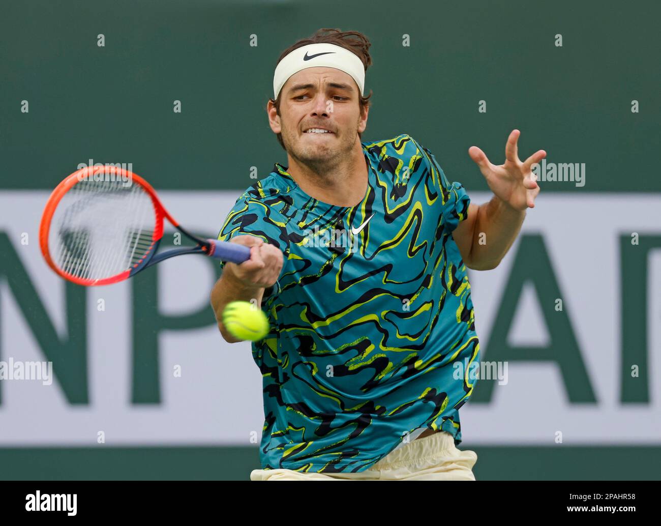 11 mars 2023 Taylor Fritz retourne une balle contre Ben Shelton lors de ...