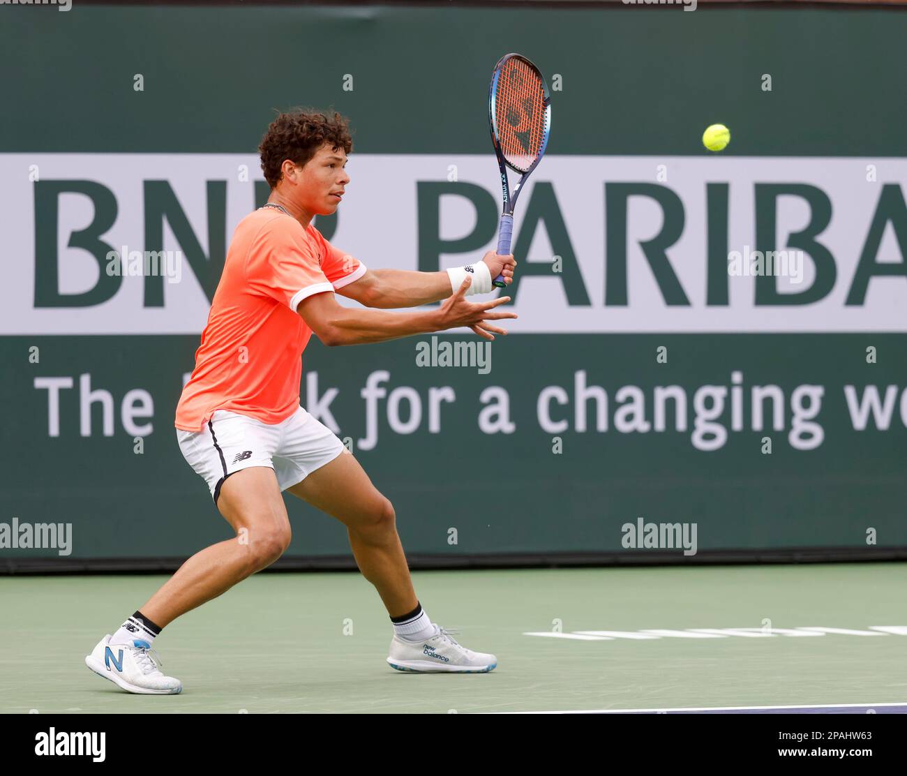 11 mars 2023 Ben Shelton retourne une balle contre Taylor Fritz lors de ...