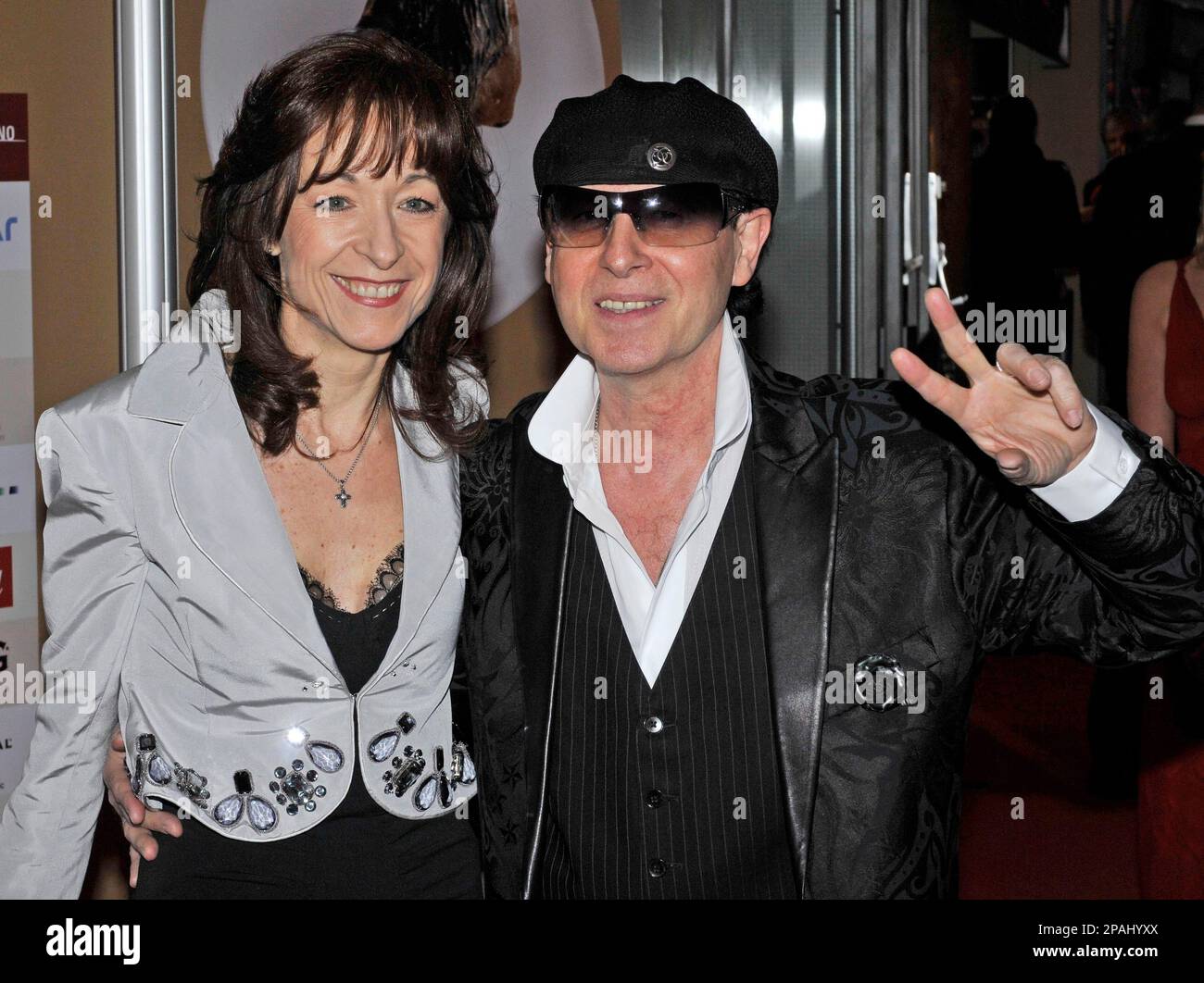 Rocksaenger Klaus Meine, rechts, und seine Frau Gabi posieren vor der ...