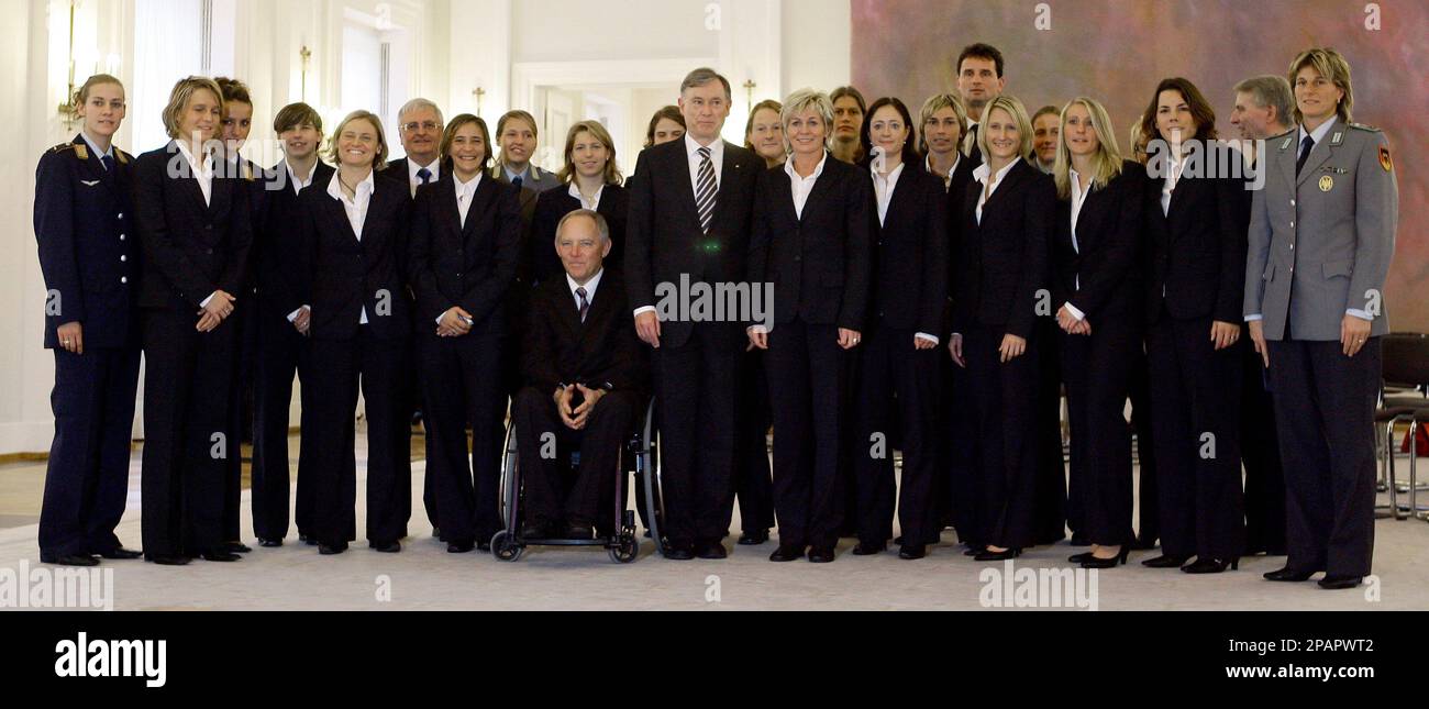 Bundespraesident Horst Koehler, Mitte, posiert am Mittwoch, 5. Dez ...