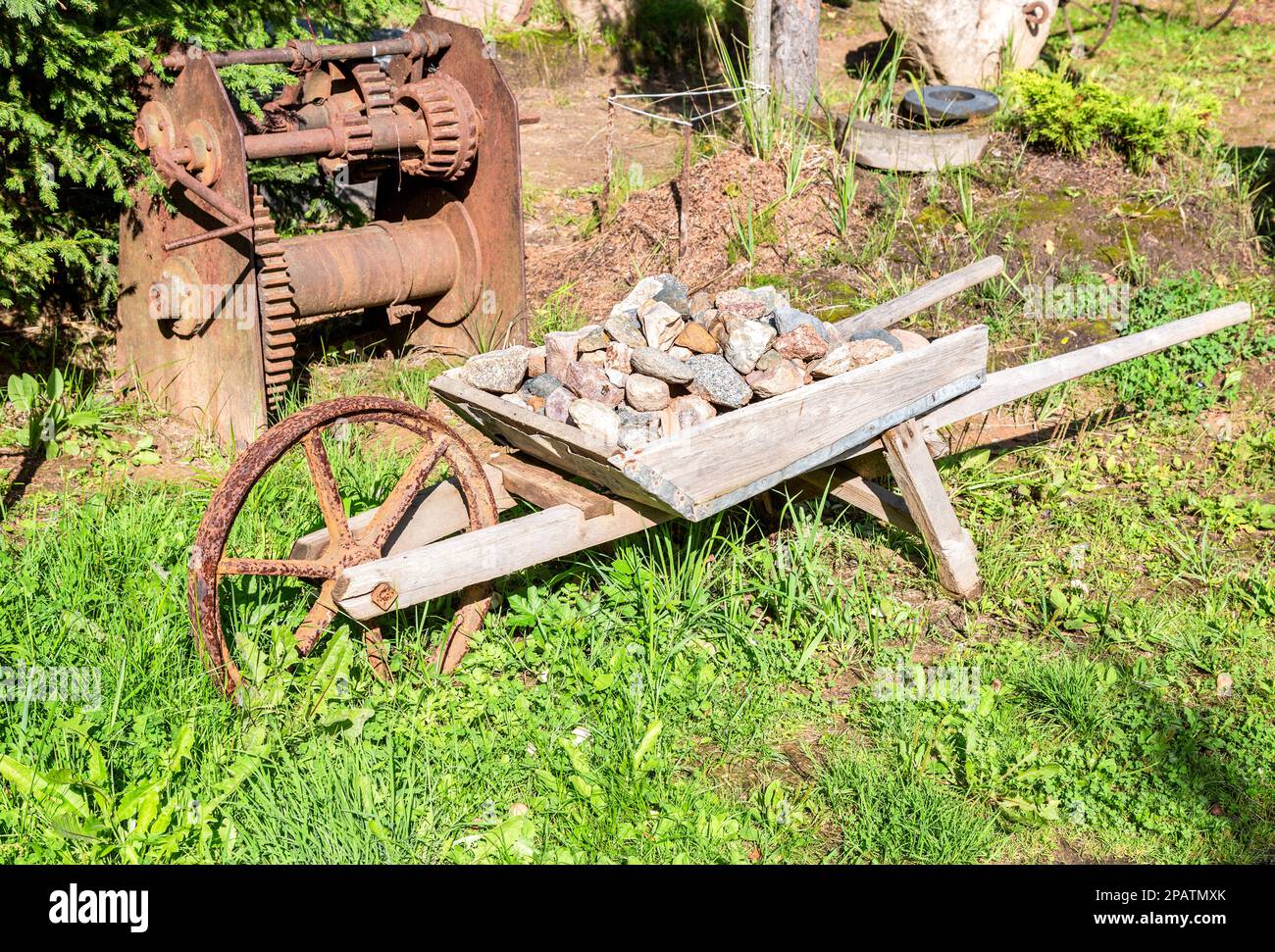 Ancienne charrette en bois avec une grande roue en métal et un tas de ...