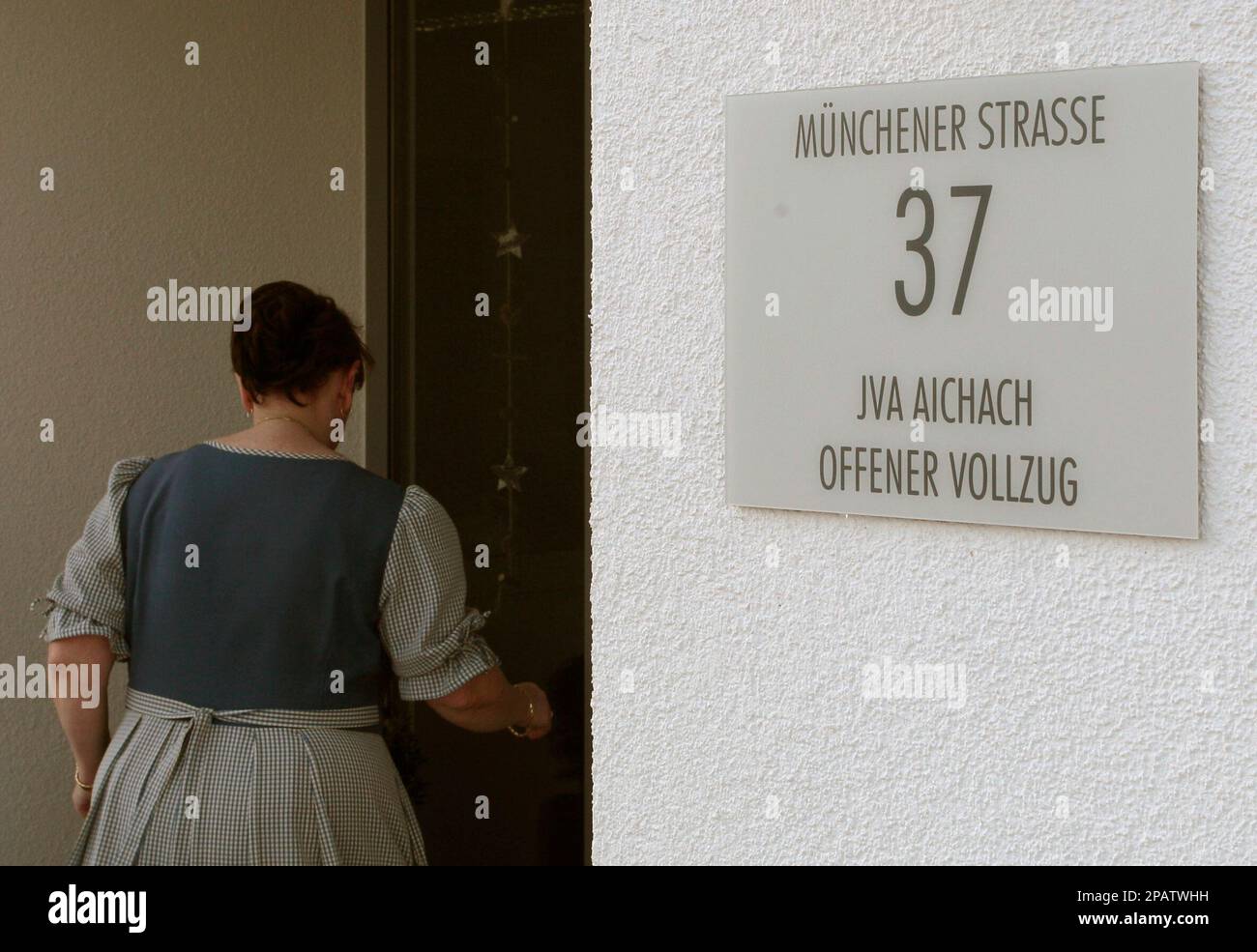 Eine Frau betritt am Freitag, 16. November 2007, waehrend der ...