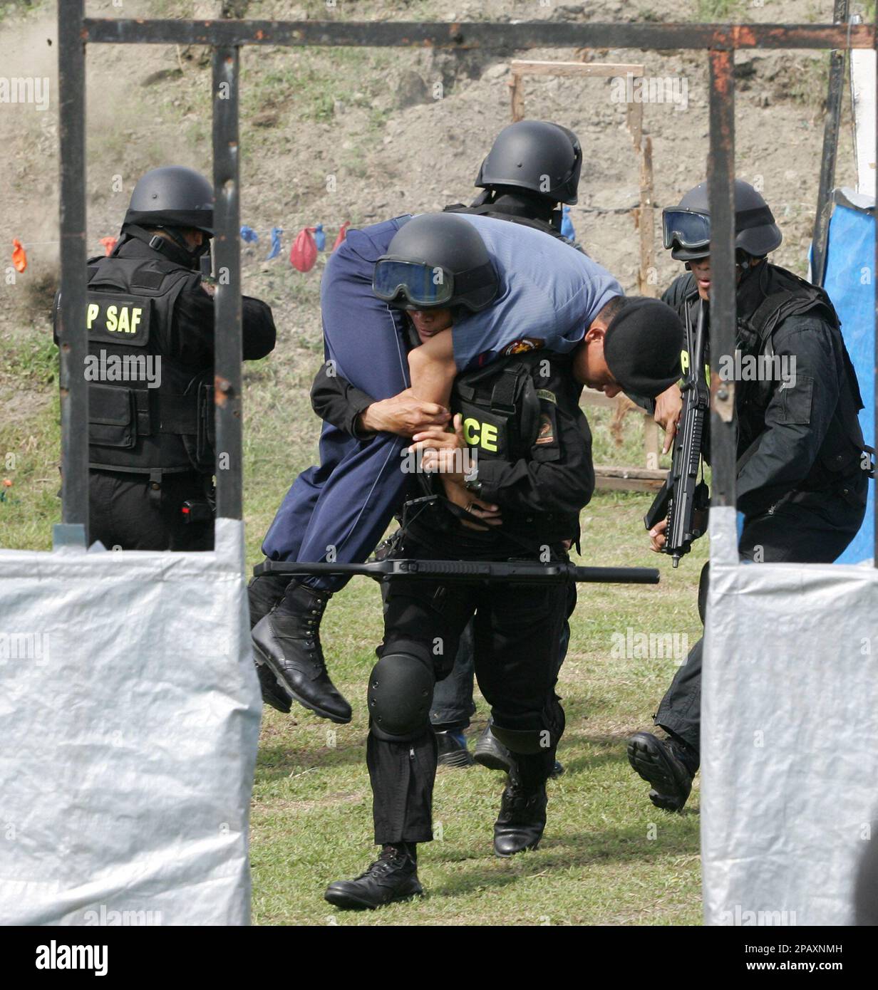 Members of the elite Philippine National Police Special Action Force ...