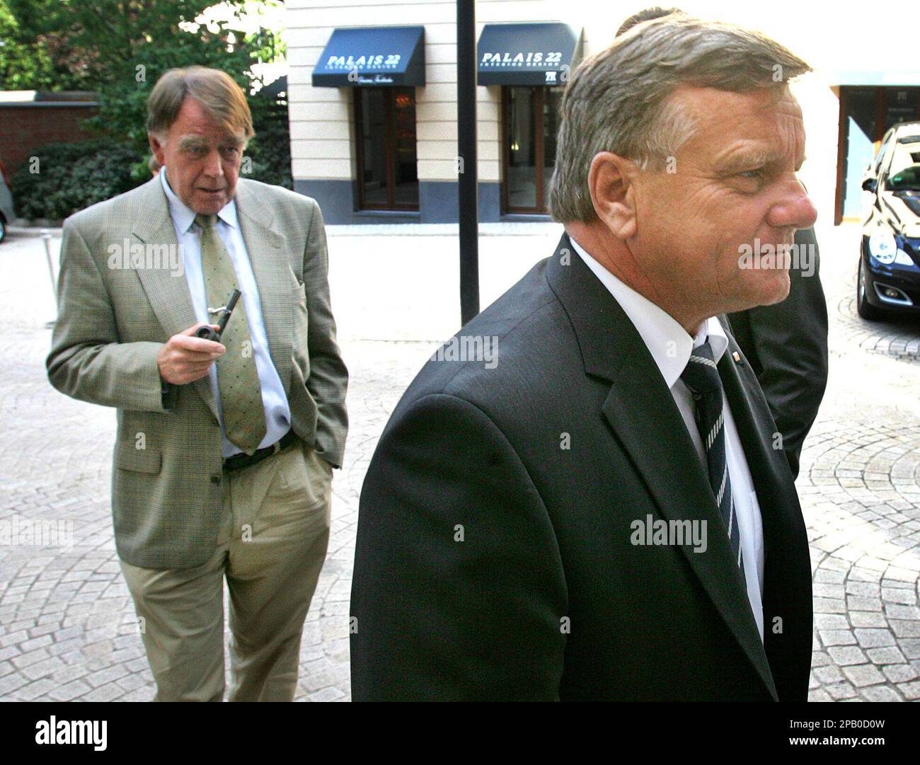 ** ARCHIV ** Bahnchef Hartmut Mehdorn, rechts, und der Chef der ...