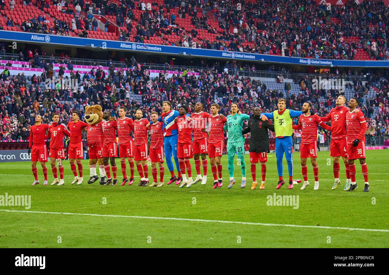 L'équipe FCB fête avec des fans: Leroy SANE, FCB 10 Jamal MUSIALA, FCB ...