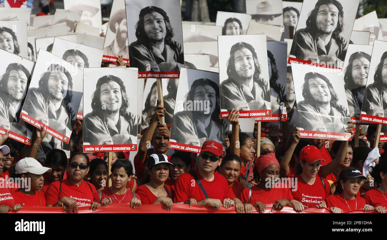 Cubans hold photos of Argentine-born Cuban revolutionary leader Ernesto ...