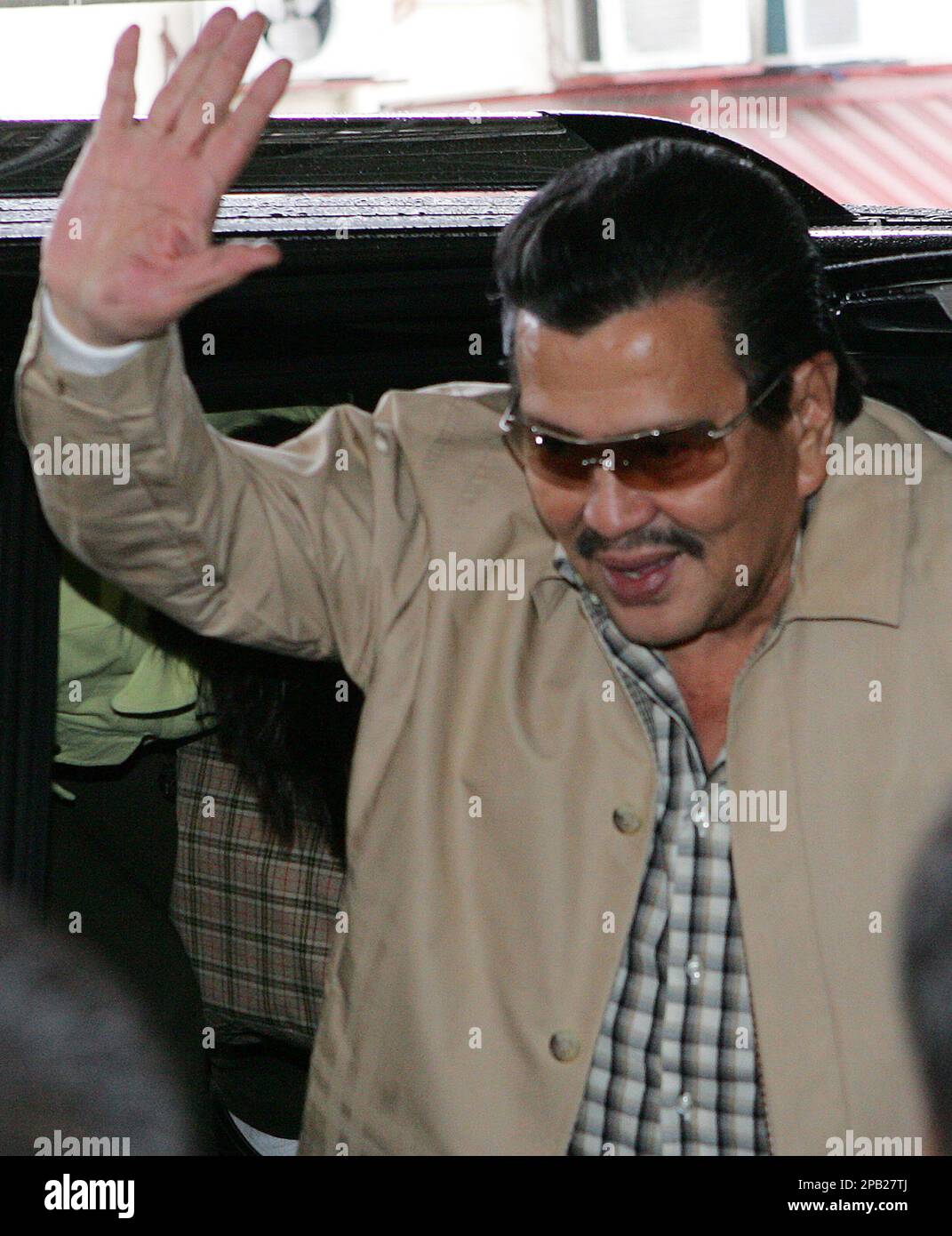 Ousted President Joseph Estrada wave upon arrival in the hospital to ...