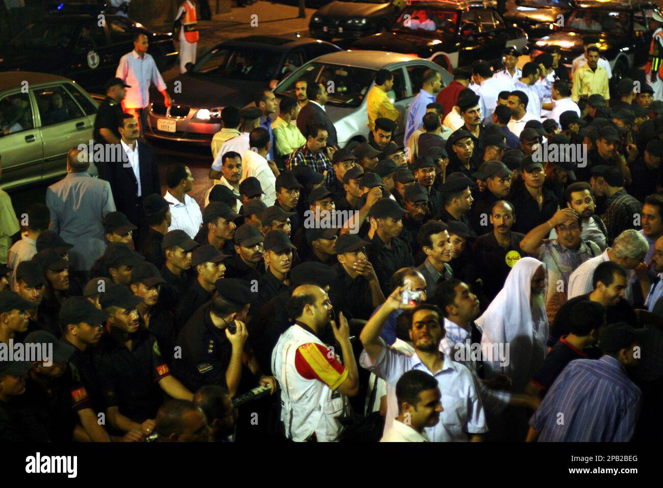 Hundreds of Egyptian anti-riot soldiers surround activists who ...