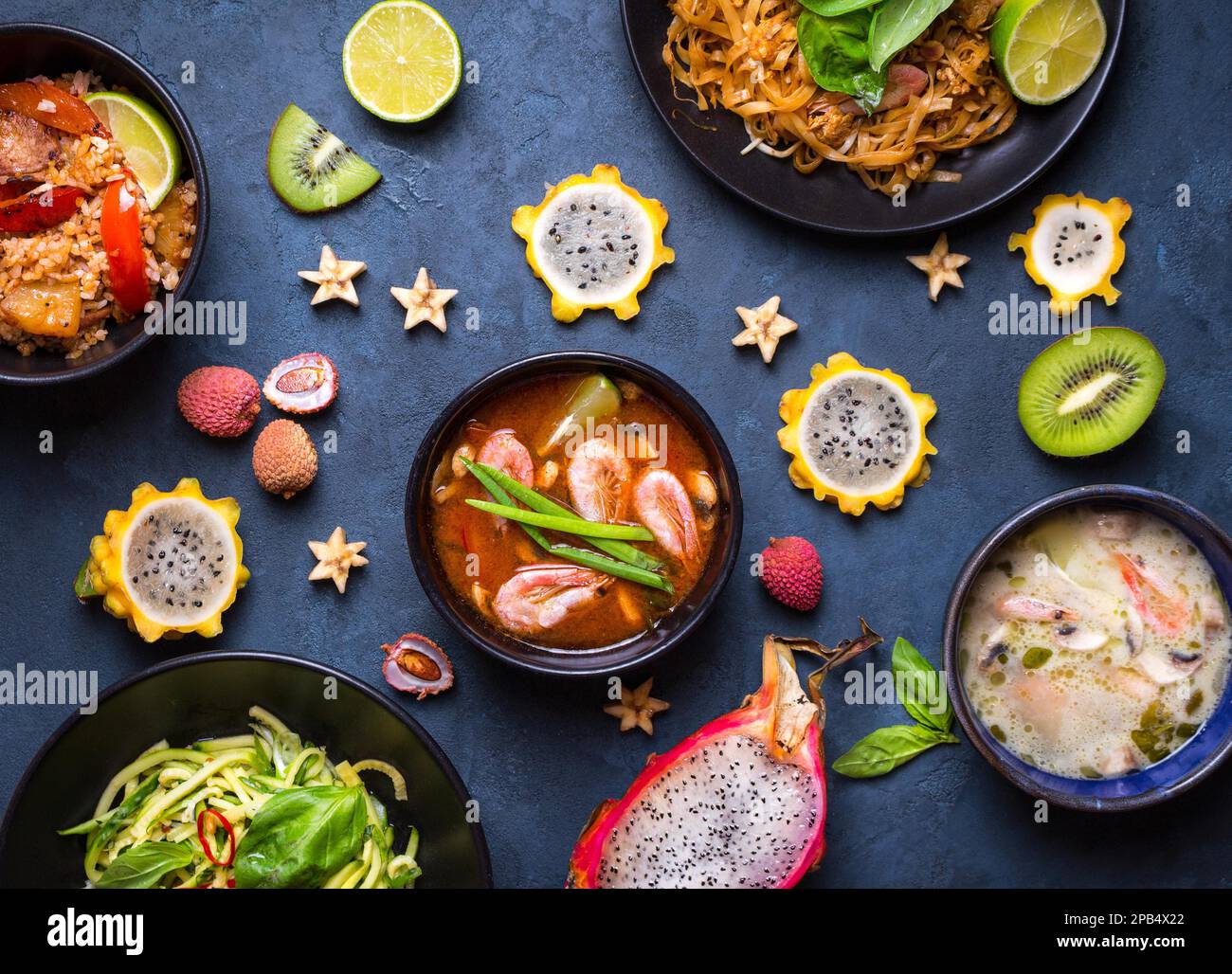 Assortiment de plats thaïlandais. Plats traditionnels de la cuisine ...