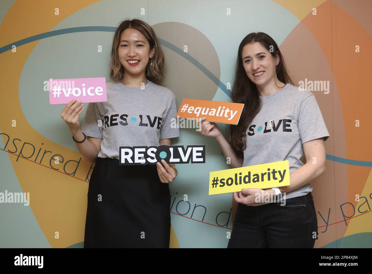 Résoudre Kelly Shek (L), assistante directrice des communications de ...