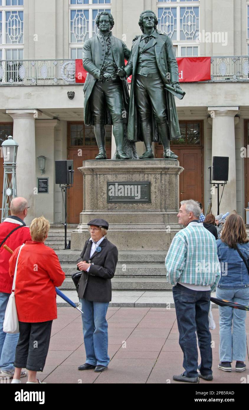 Touristen betrachten das Goethe Schiller Denkmal am Dienstag, 4. Sept. 2007, auf dem ...