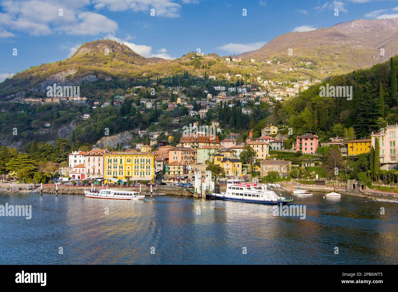 Magnifique paysage urbain aérien en bord de mer de Varenna, l'une des ...