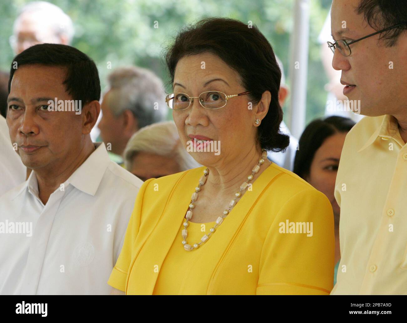 Former Philippine President Corazon "Cory" Aquino, center, talks to her ...
