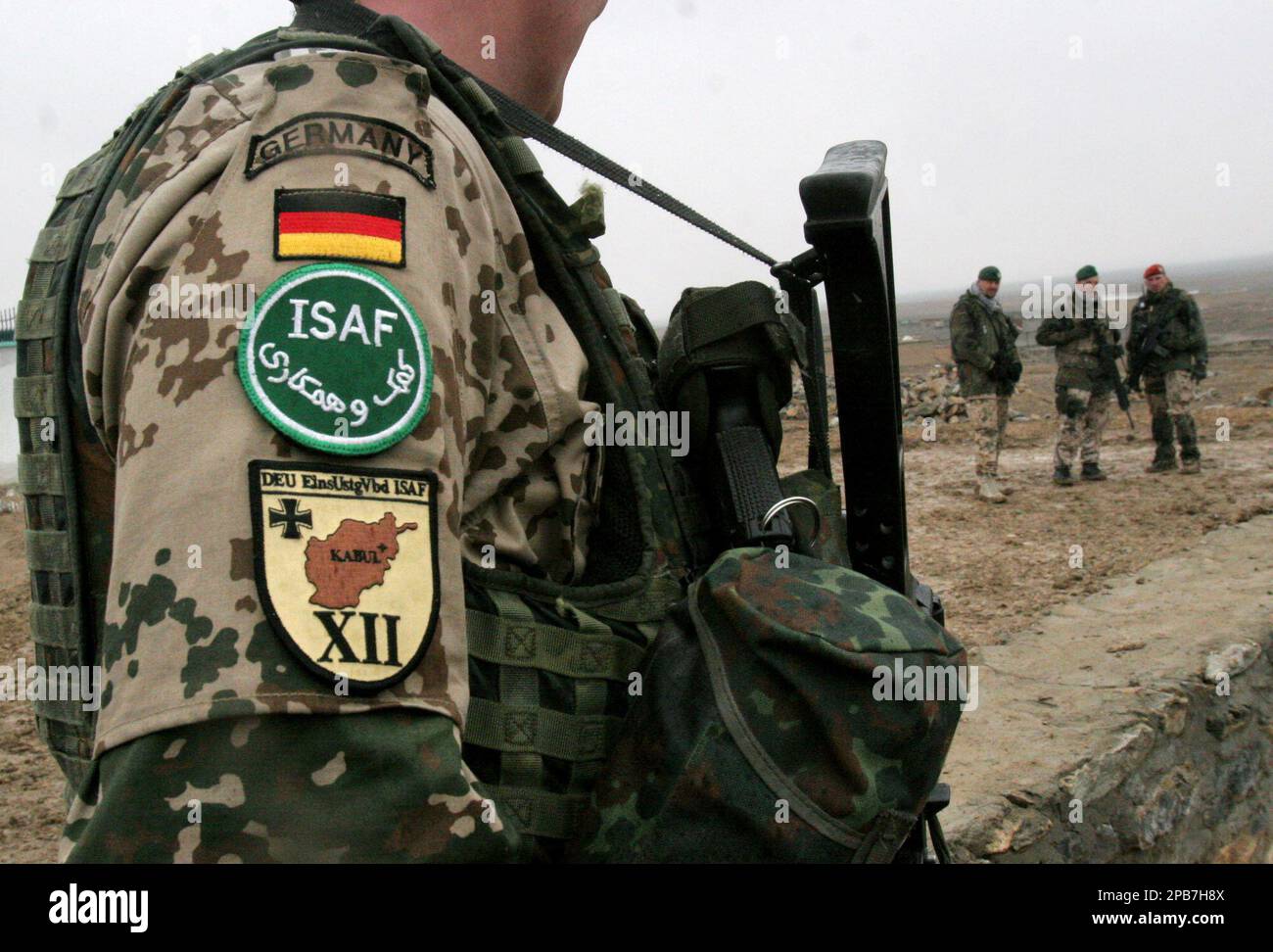 ** ARCHIV ** Ein deutscher ISAF Soldat steht am 20. Feb. 2007 in Kabul ...