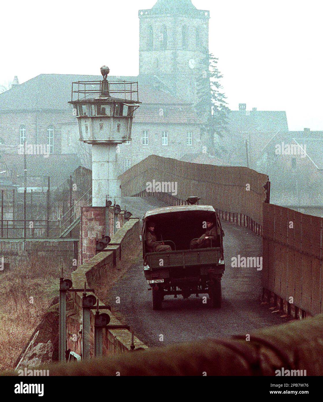 Blick von Philippsthal (BRD) ueber die nur von DDR - Wachpersonal ...