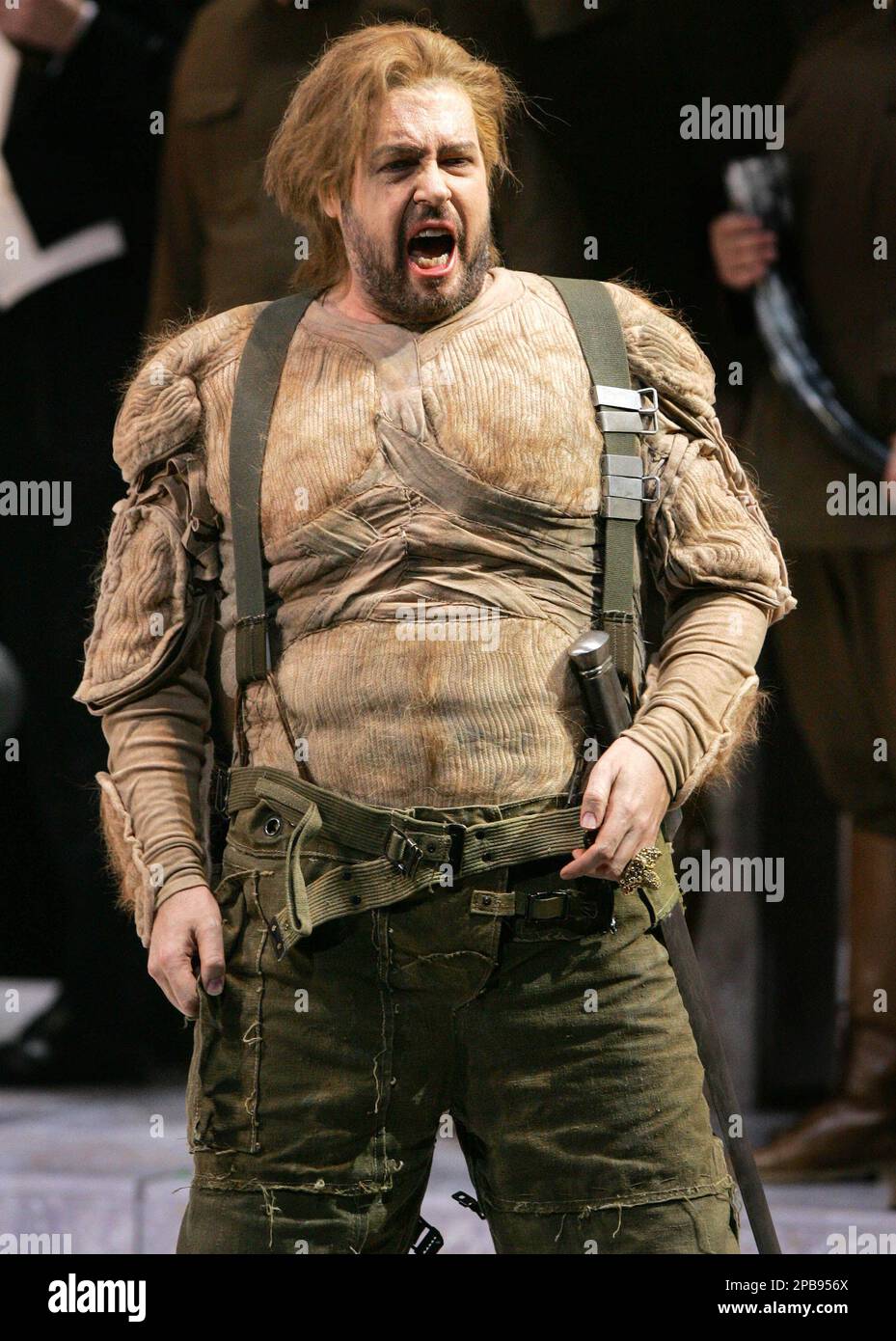 ** ARCHIV ** Der US-Saenger Stephen Gould (Siegfried) waehrend einer ...