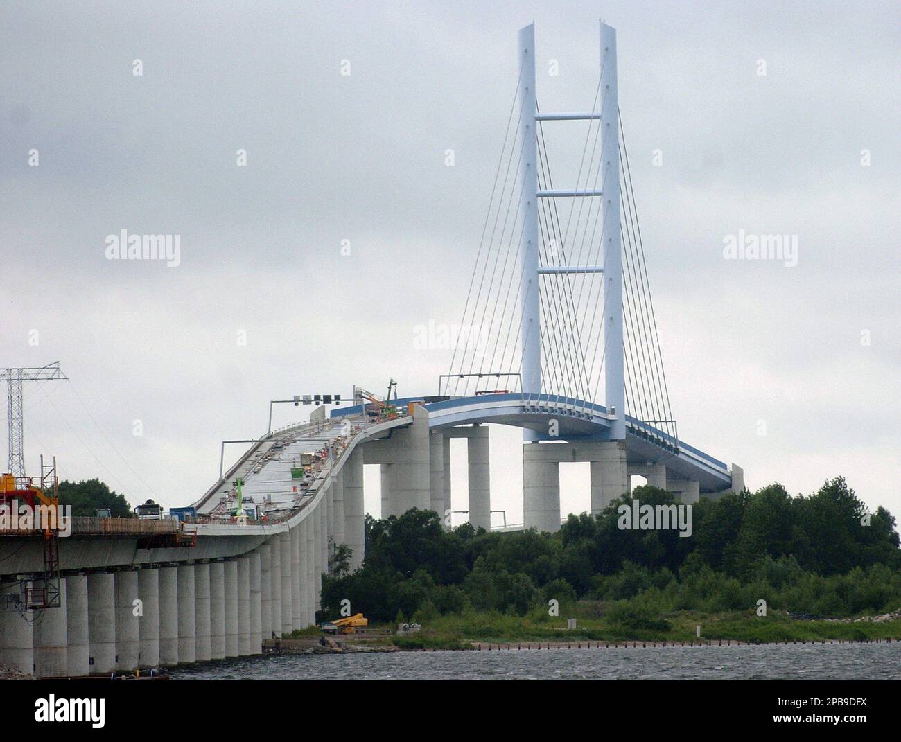 Blick auf die Baustelle der neuen Ruegenbruecke in Stralsund ...