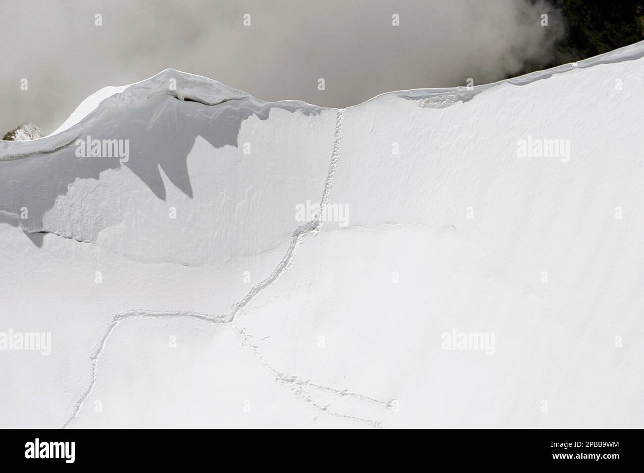 Spuren der Bergsteiger fuehren zum Grat zwischen Jungfrau, rechts, und ...