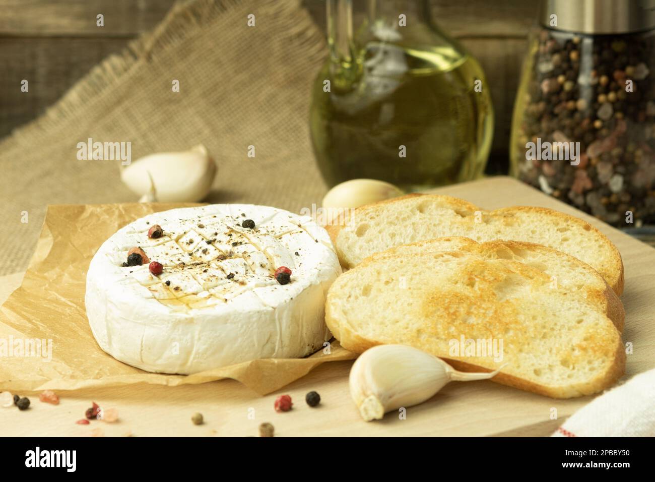 Camembert cuit au four avec épices sur papier de cuisson. Fromage frit ...