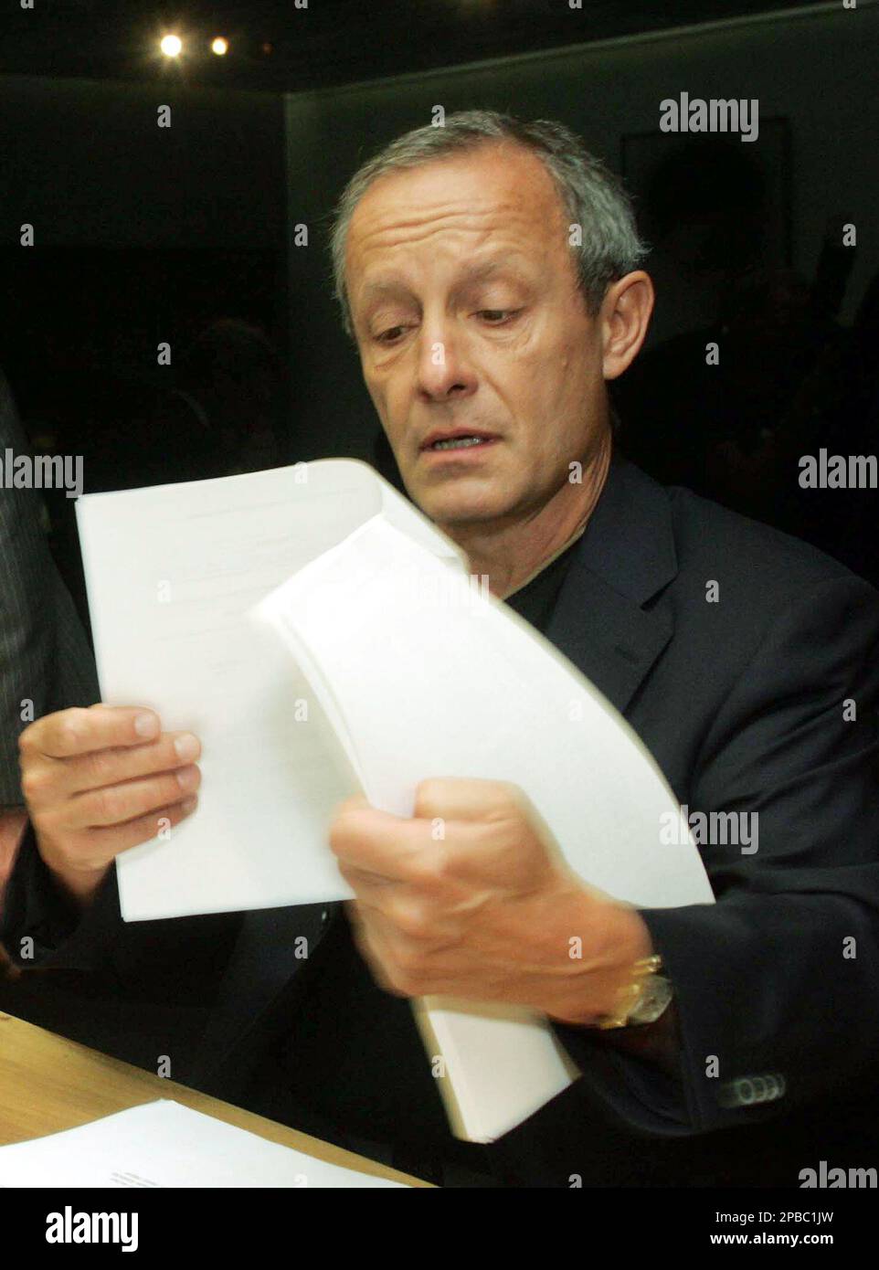 Der Vorsitzende des Eurofighter Aussschusses Peter Pilz blaettert am ...