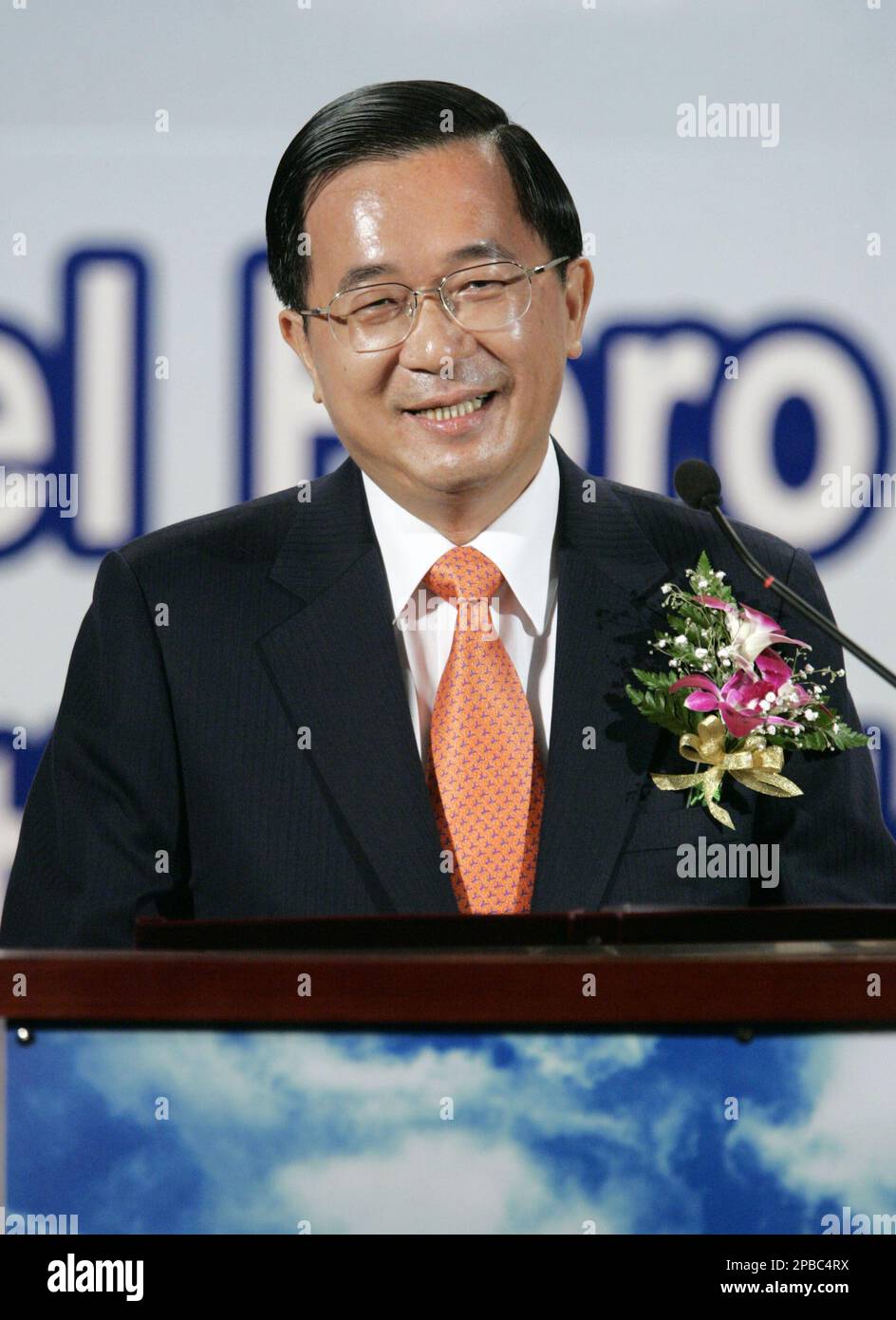 Taiwan's President Chen Shui-bian delivers a keynote speech at the ...