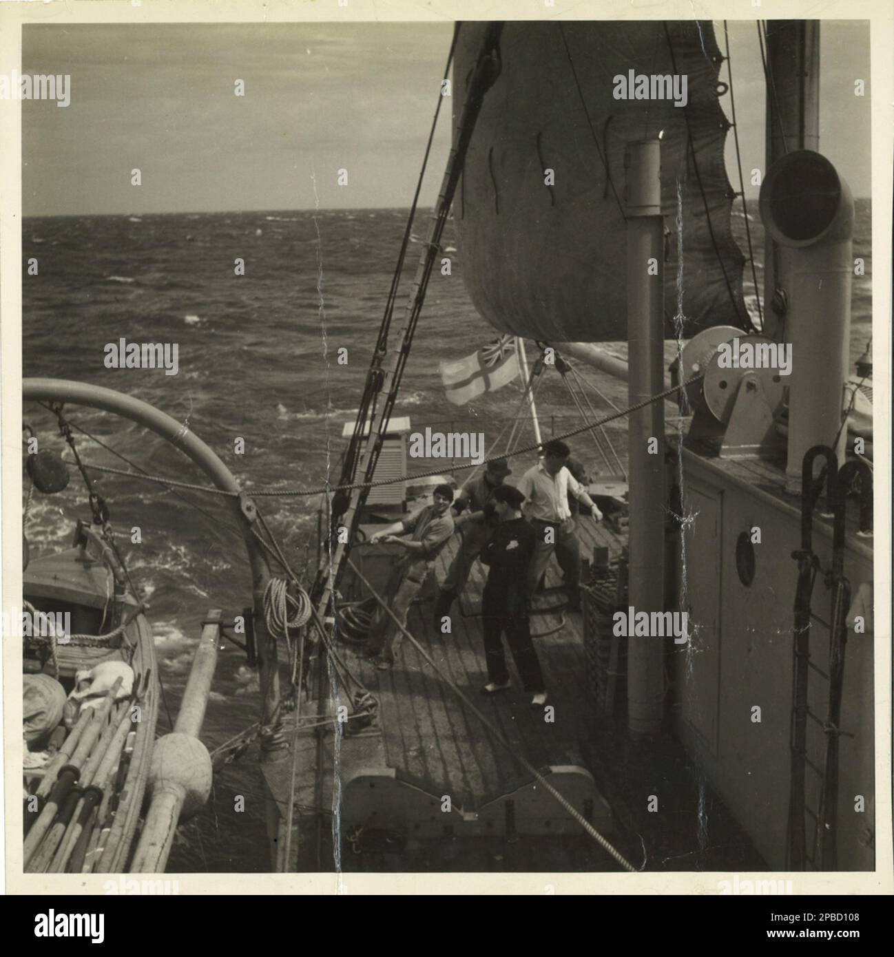 Pont du HMAS Wyatt EARP. Le 26 décembre 1947, un petit bateau à moteur ...