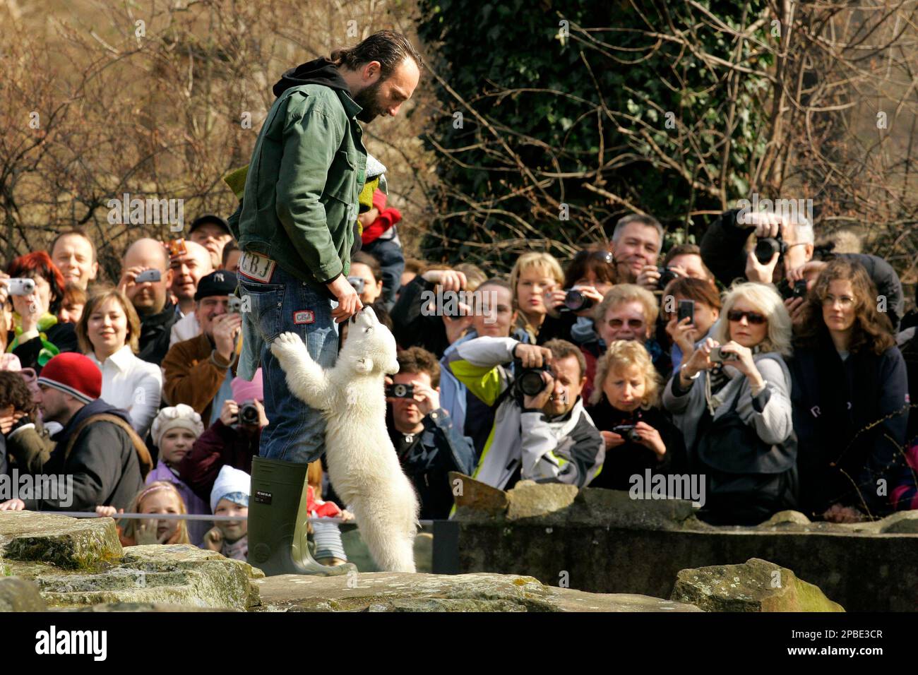 **ARCHIV**Tierpfleger Thomas Doerflein spielt am 24. Maerz 2007, auf ...