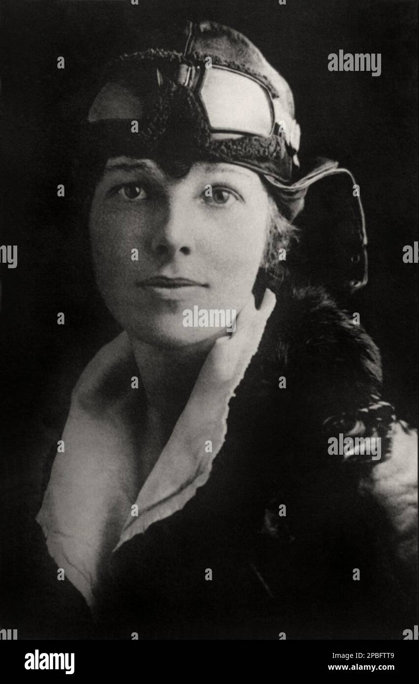 1920 ca : Portrait de la plus célèbre aviatrice AMELIA EARHART ( 1897 ...