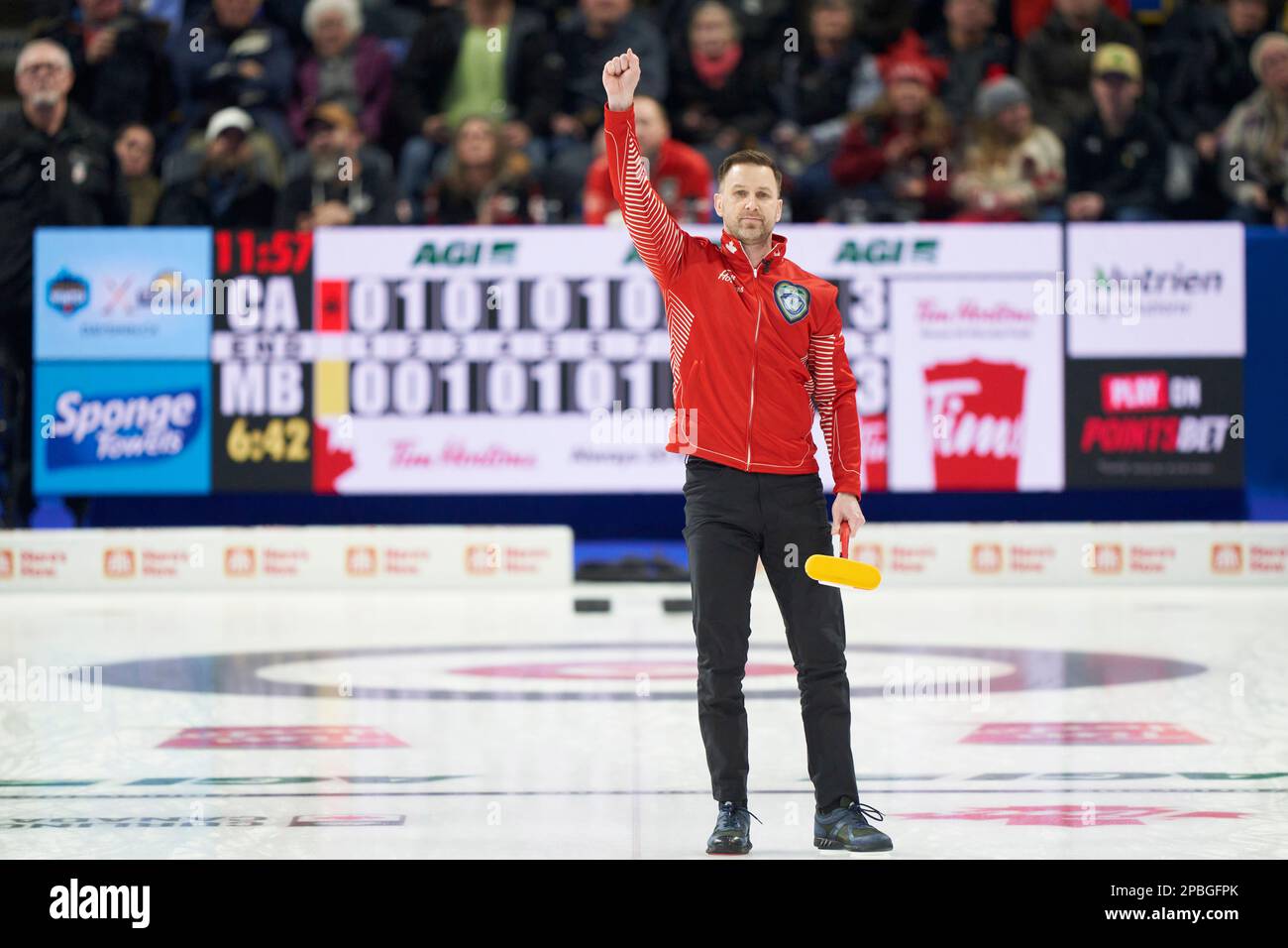 Brad Gushue d'équipe Canada réagit après avoir fait trois contre l ...
