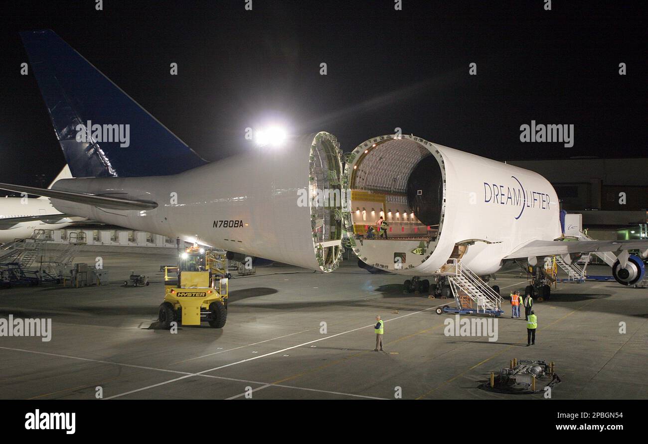 The super freighter Dreamlifter aircraft, carrying the mid-body ...