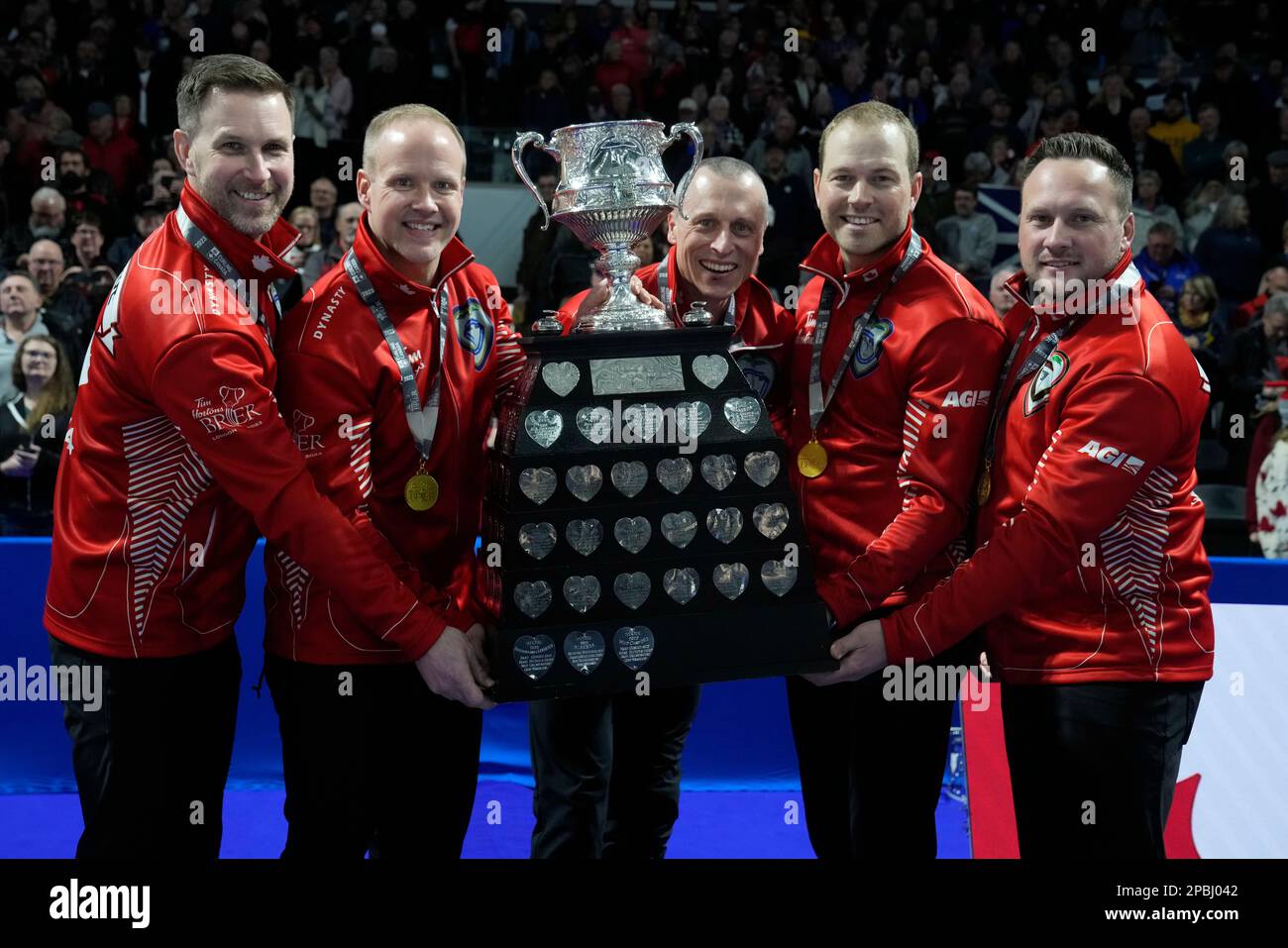 Brad Gushue, de gauche à droite, célèbre avec ses coéquipiers Mark ...