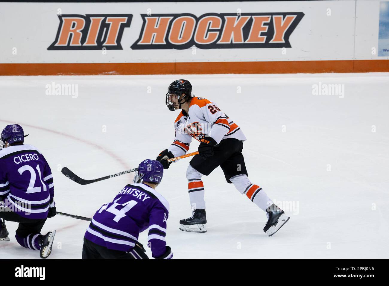 12 mars 2023: RIT Tigers avant Cody Laskosky (26) prend un coup de feu ...
