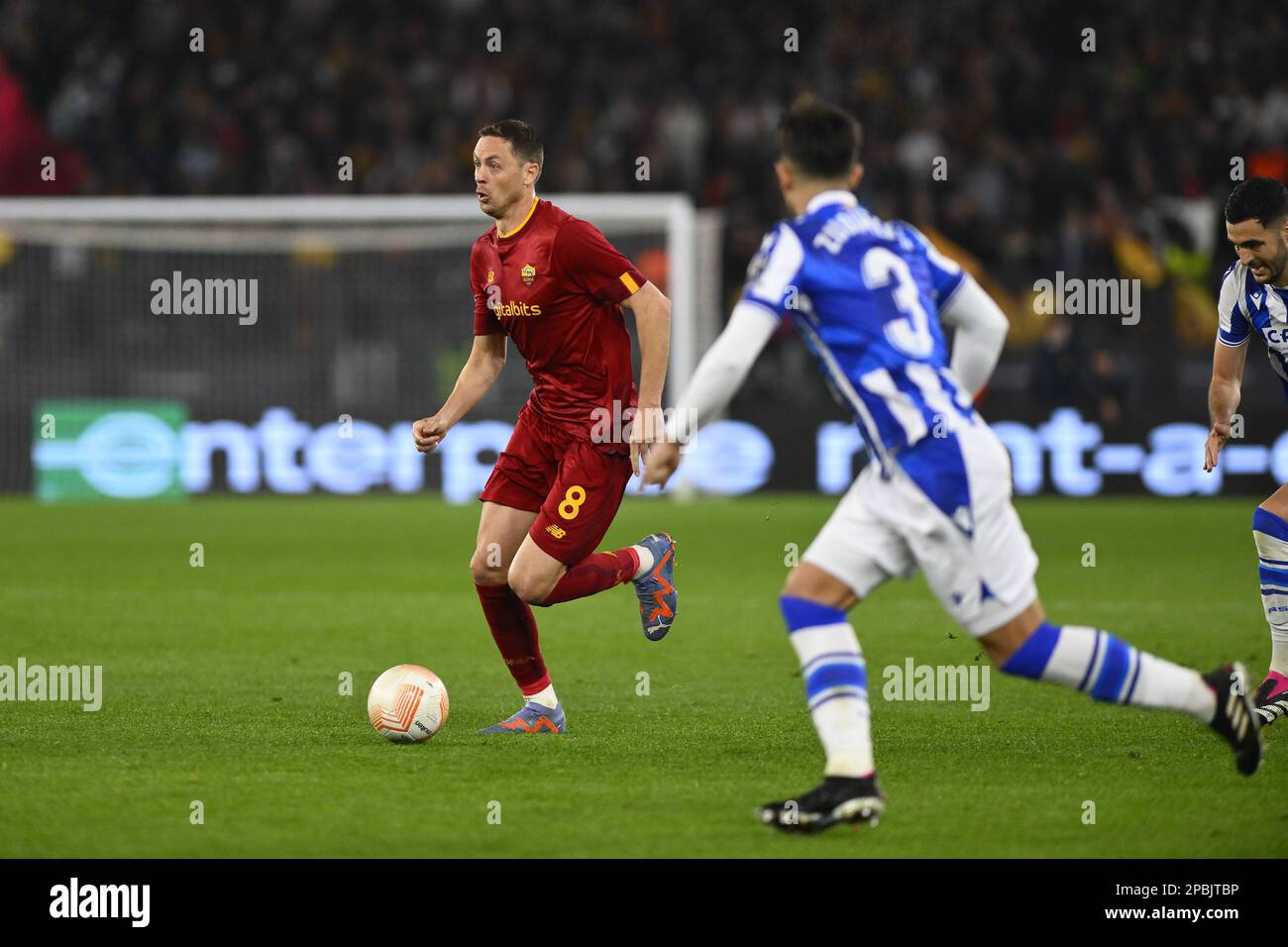 Nemanja Matic de A.S. Roma pendant la première étape du tour de 16 de l ...