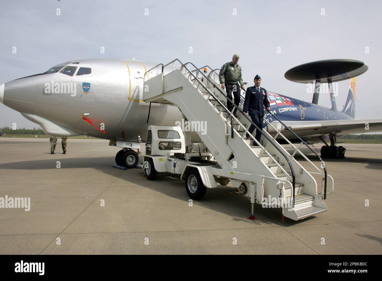 Der nordrhein-westfaelische Innenminister Ingo Wolf, oben, und der ...