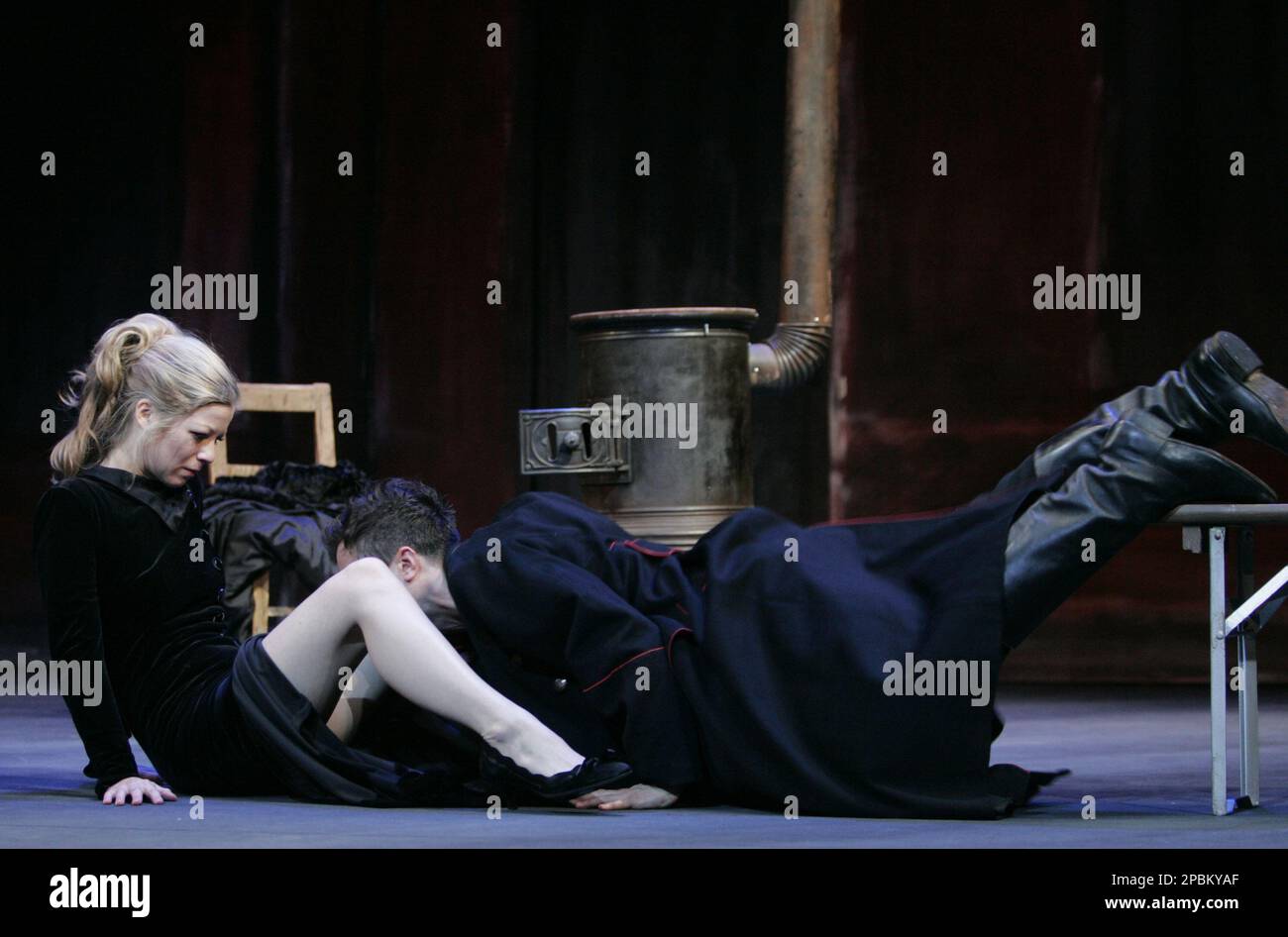 Hilde Dalik in der Rolle der Irene und Alexander Pschill als der junge ...