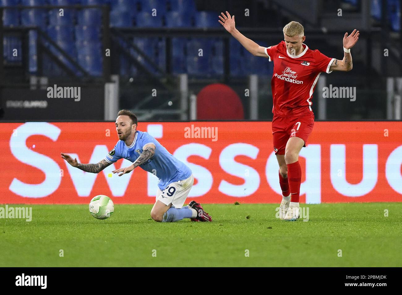 Manuel Lazzari de S.S. LAZIO et Jens Odgaard d'AZ Alkmaar pendant la première étape de la série ...