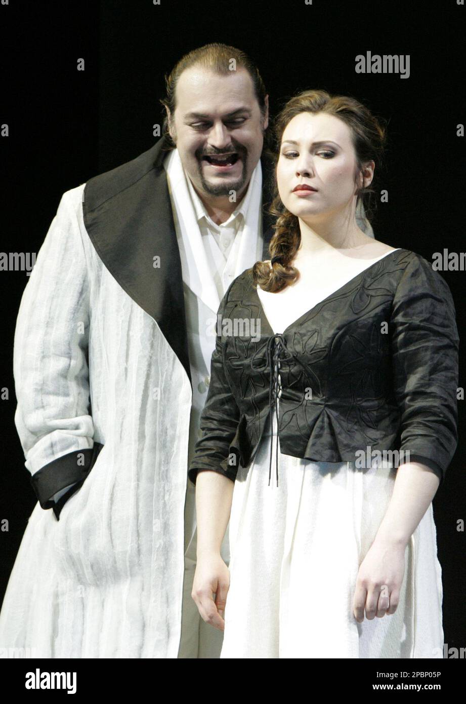 Wolfgang Koch in der Rolle des Koenigs und Jennifer O'Loughlin als des ...