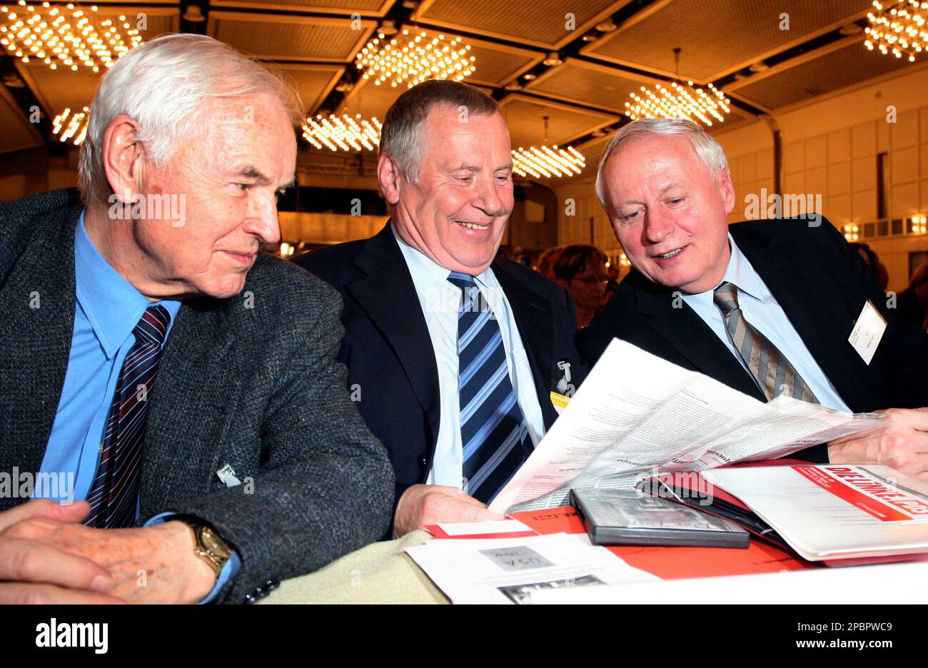 Bundestagsfraktionschef Oskar Lafontaine, rechts, Mitglied der ...