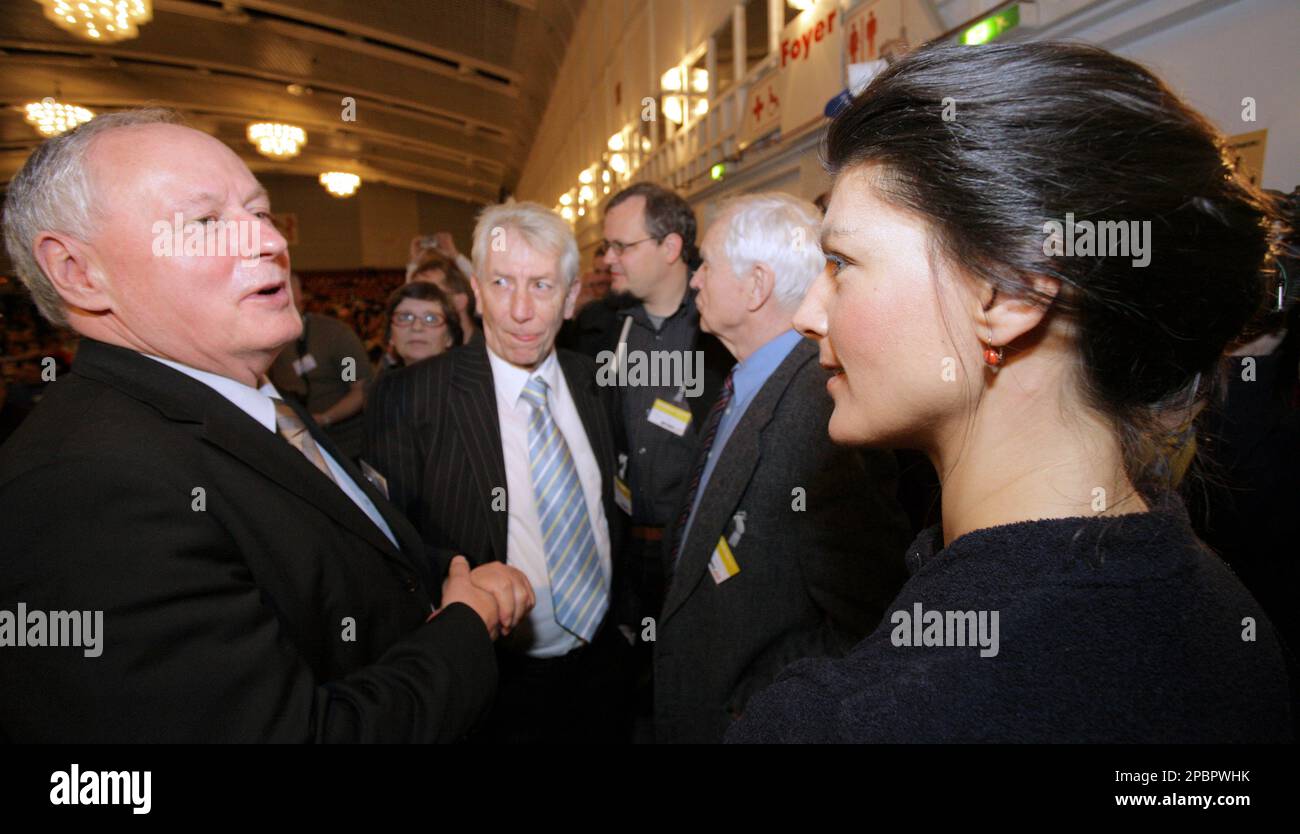 Oskar Lafontaine, links, Mitglied der Wahlalternative Arbeit und ...