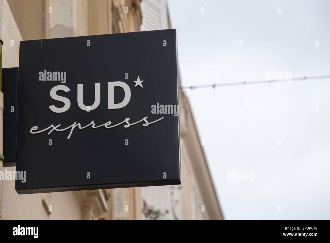 Bordeaux , Aquitaine France - 02 25 2023 : texte sud express marque et ...