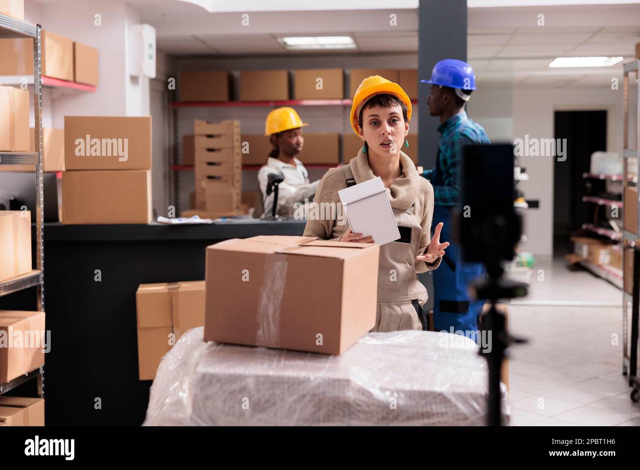 Un employé de magasin enregistre des vidéos sur smartphone avec des ...