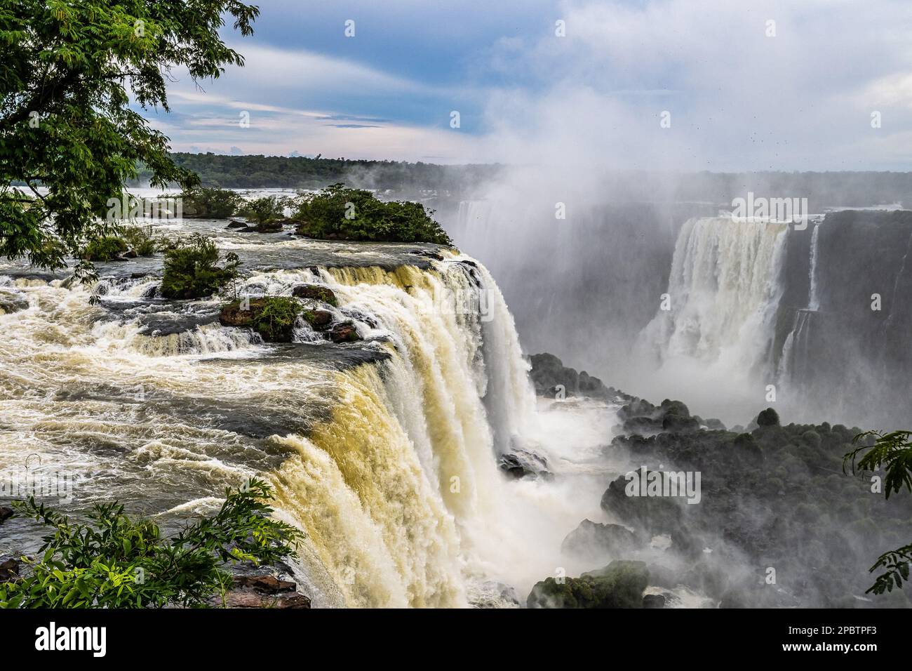 La gorge du diable aux chutes d'Iguazu, l'une des plus grandes ...