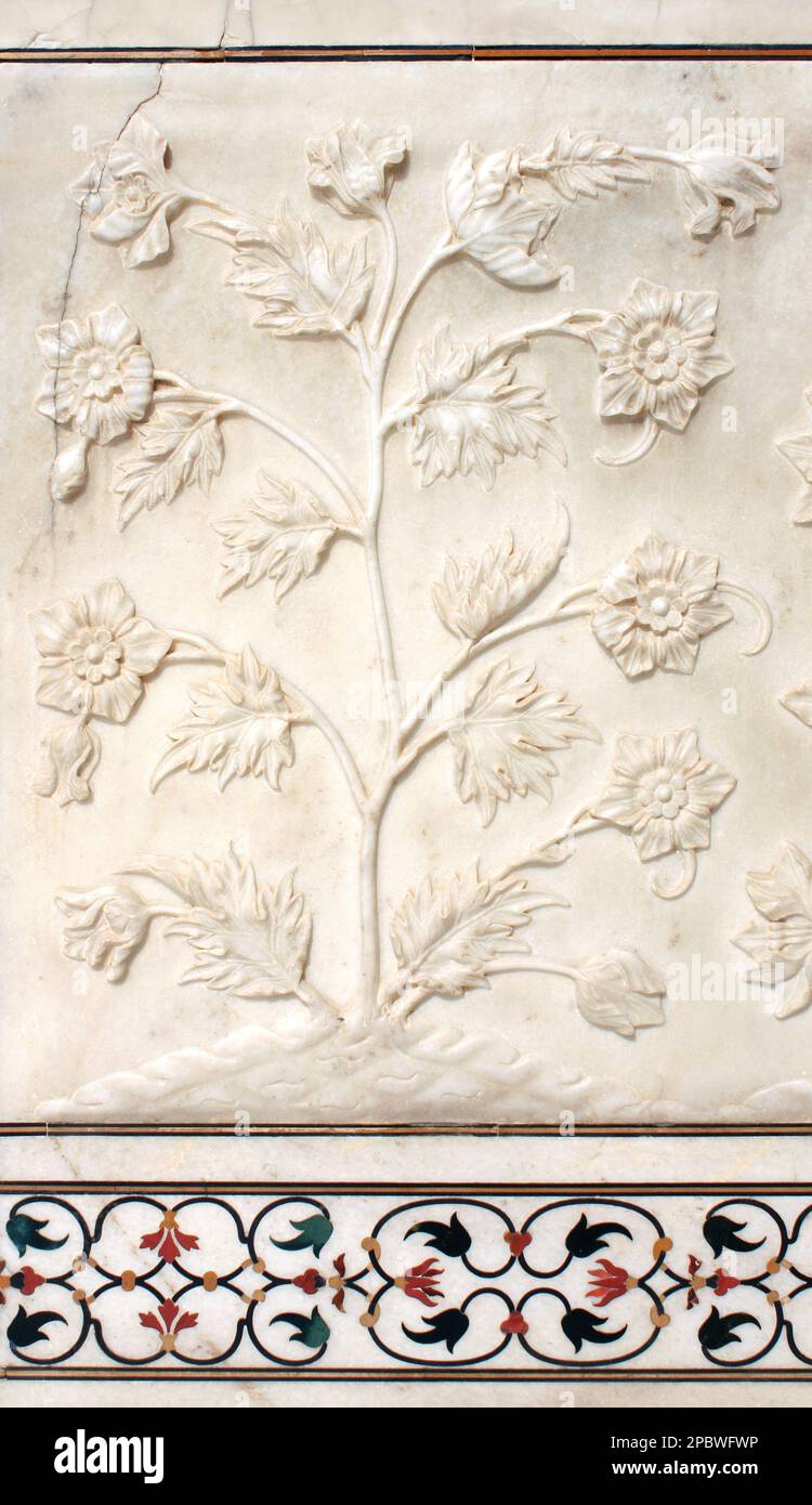 Ancien bas-relief sculpté avec fleurs sur marbre. Bel ornement avec ...