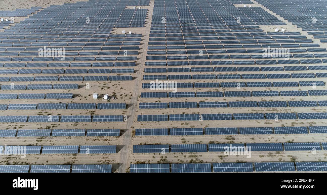HAMI, CHINE - 12 MARS 2023 - des panneaux solaires bleu foncé s ...