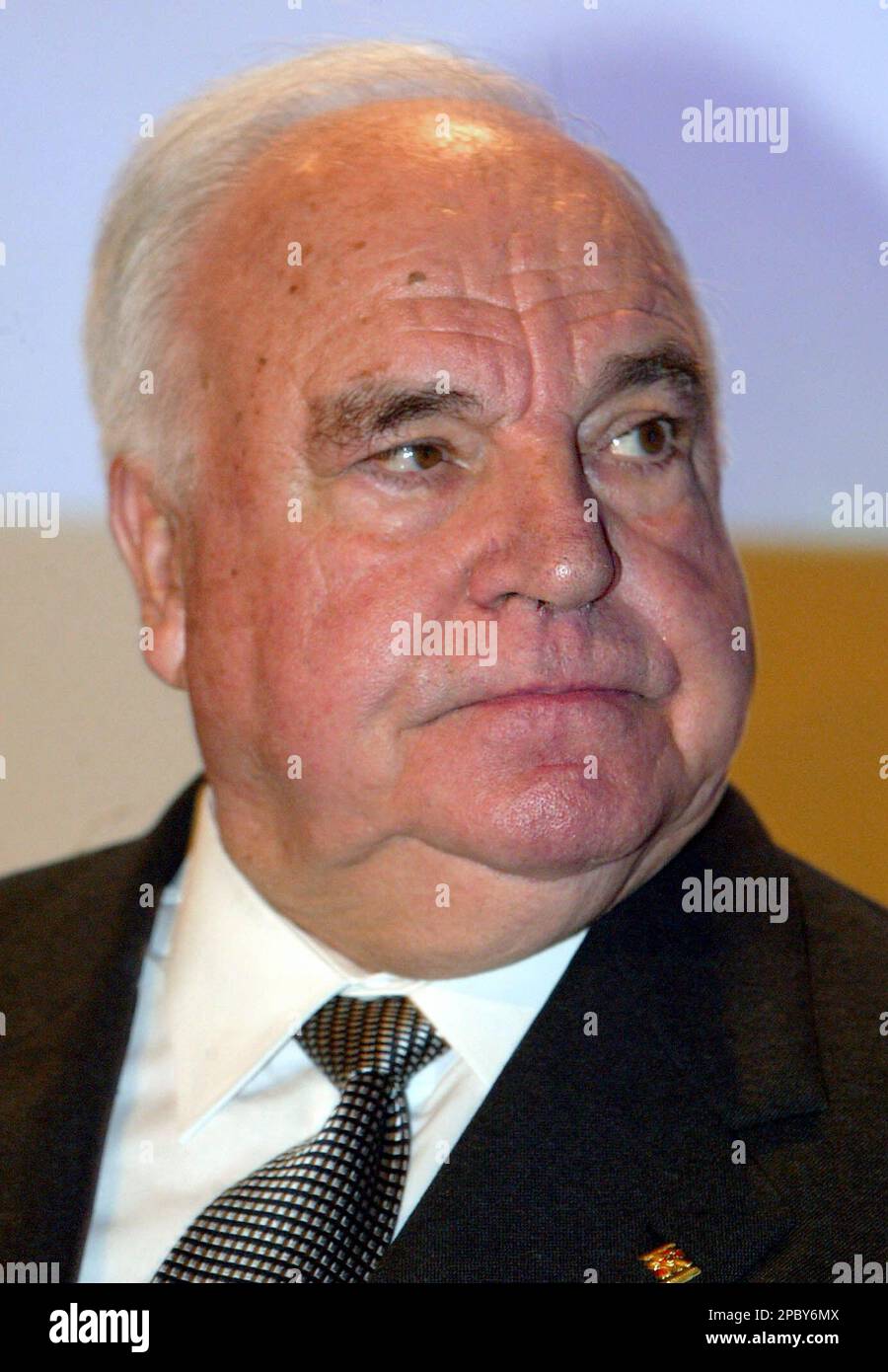 ** ARCHIV ** Der ehemalige Bundeskanzler Helmut Kohl in Berlin am 1 ...