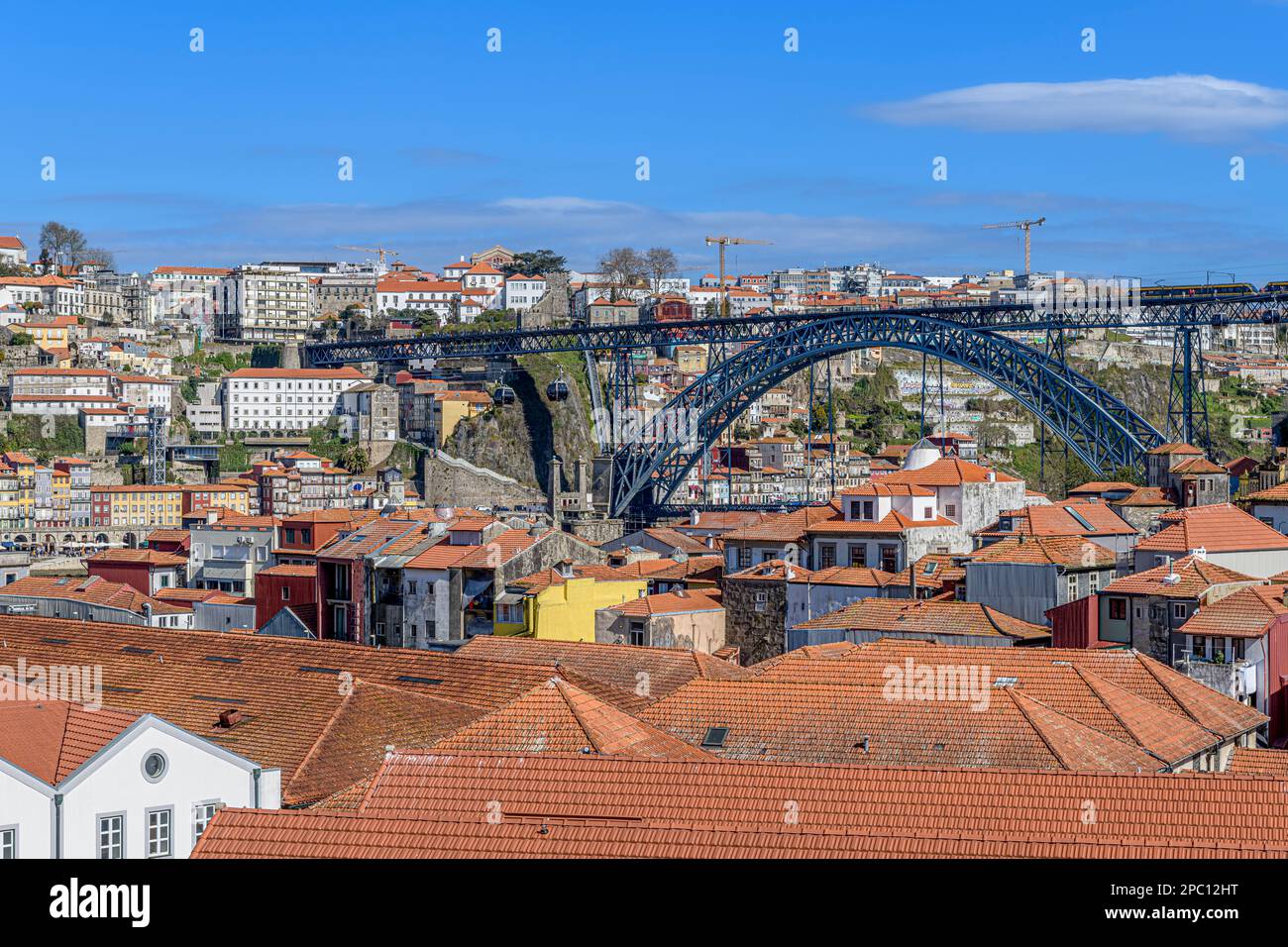 La vieille ville de Porto sur le fleuve Douro. Le pont voûté est le ...